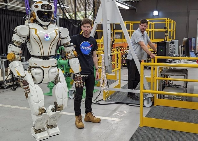 La NASA envía un robot humanoide espacial a una plataforma petrolera ...