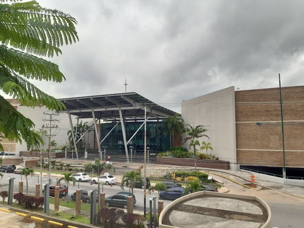 Estacionamiento del Sambil de Valencia se convirtió en una laguna tras ...