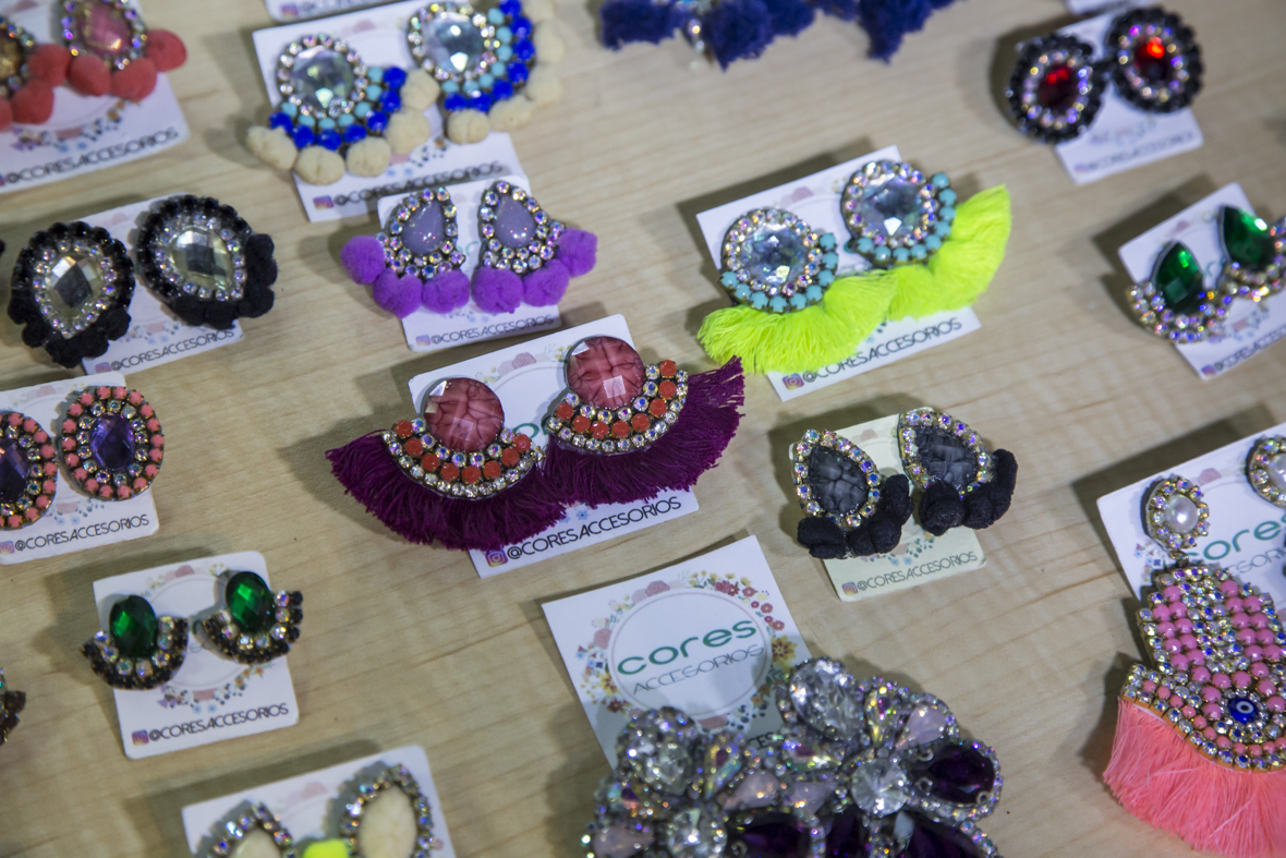 A Punto de Emprendimiento llegaron los zarcillos de Cores Accesorios ...