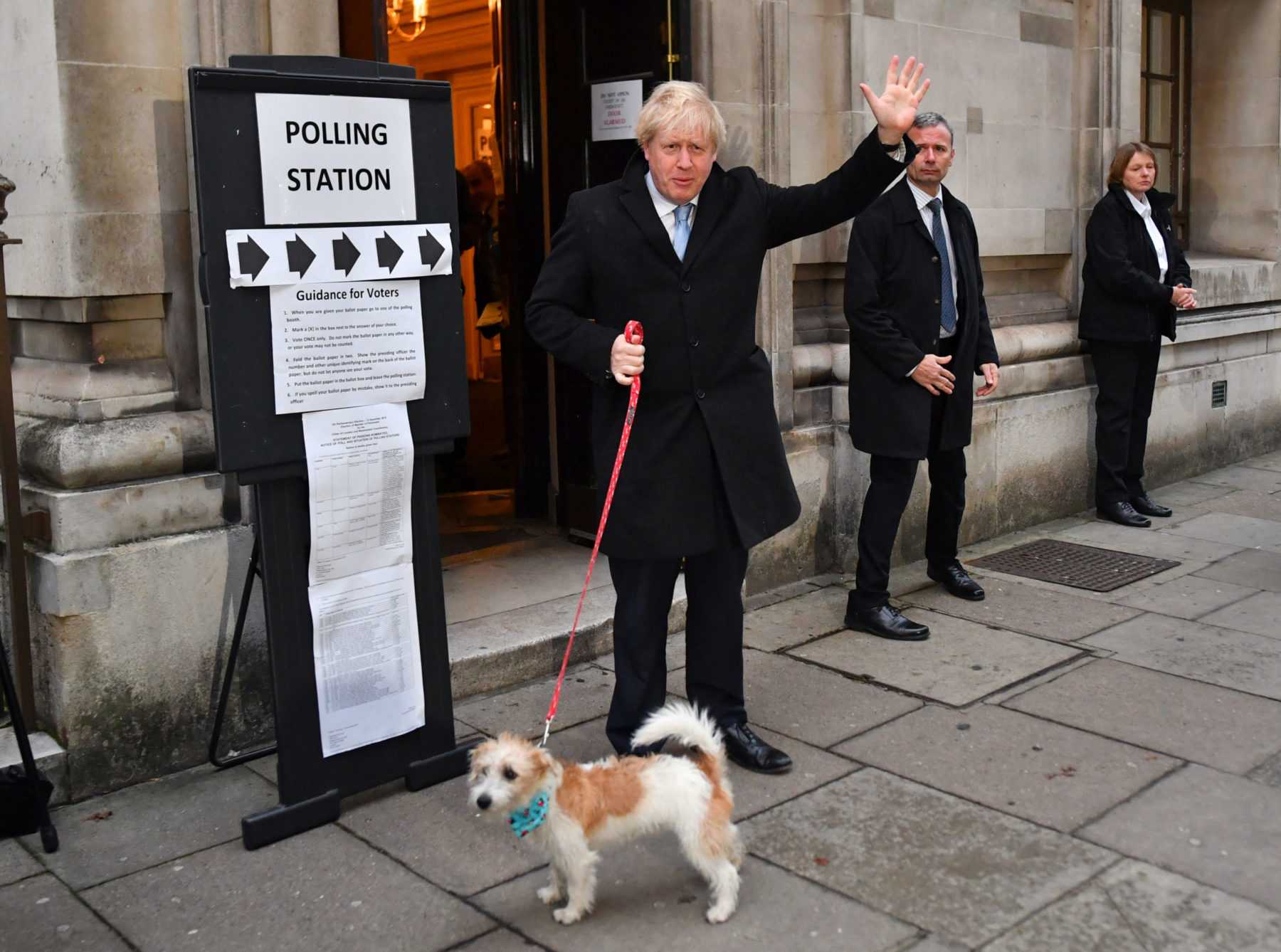 Boris Johnson asistió a votar en Westminster acompañado de su perro ...