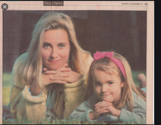 Meet "The Brady Bunch Star", Maureen McCormick! Know her biography, net ...