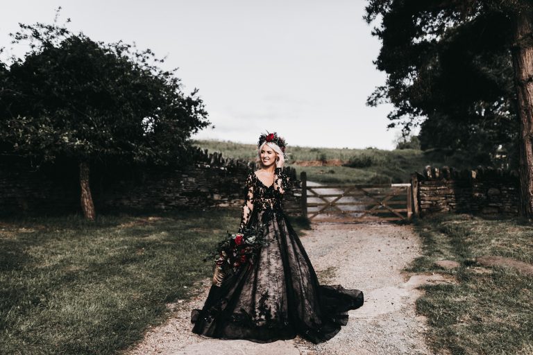 10 Gorgeous Halloween Wedding Ideas for a Gothic Celebration - Love Maggie